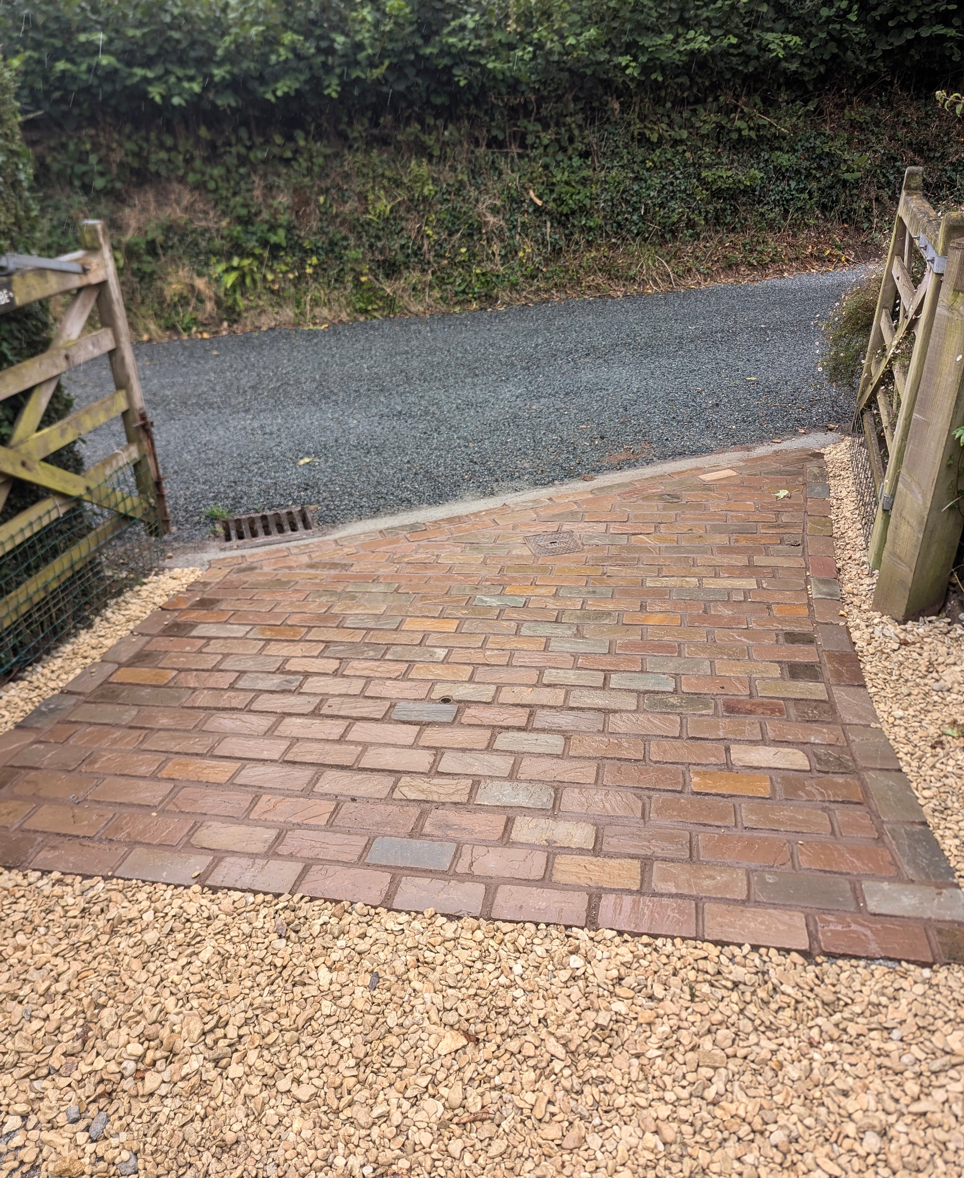 Autumn Brown Indian Sandstone Cobbles/Setts – Infinite Paving
